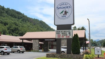 Placa do Great Smokies Inn com paisagem montanhosa ao fundo.