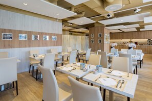 Café da manhã com buffet todos os dias (CHF 25.00 por pessoa) 