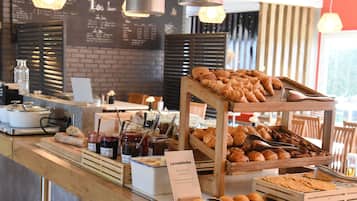 Pequeno-almoço tipo buffet diário (13.90 EUR por pessoa)