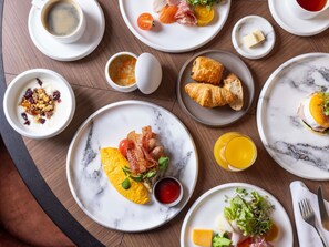 Pequeno-almoço tipo buffet diário (4800 JPY por pessoa) 