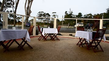 Serviço de café da manhã e jantar, vistas para o mar