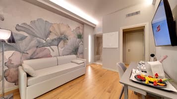 Suíte, 1 cama King e sofá-cama | Sala de estar | TV LCD 22 polegadas com canais via satélite, TV