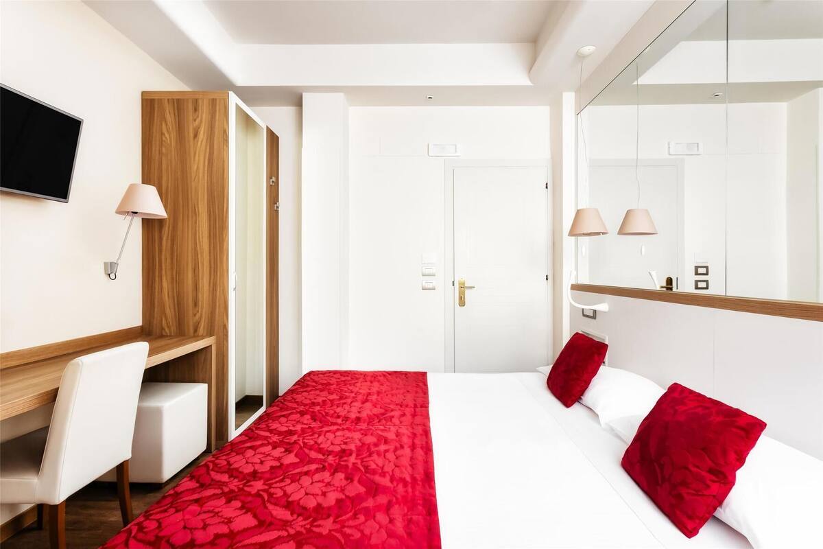 Edredões de penas, minibar, cofre no quarto, secretária 