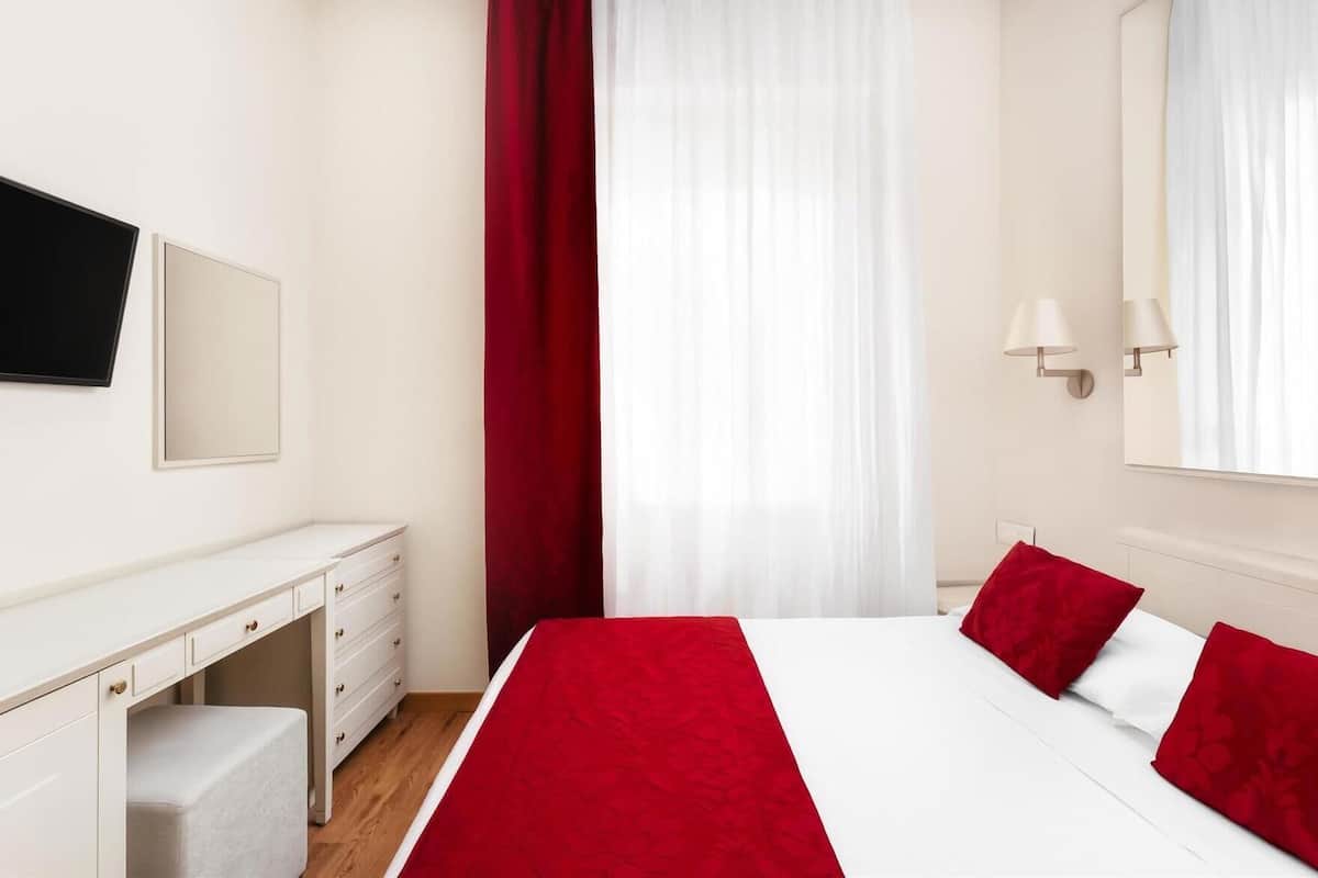 Edredões de penas, minibar, cofre no quarto, secretária 