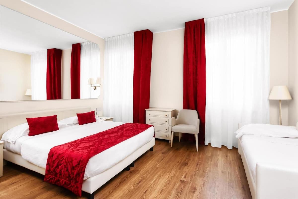 Edredões de penas, minibar, cofre no quarto, secretária 