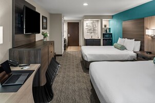 Suíte família, 2 camas Queen | Micro-ondas