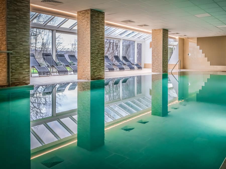 Piscina interior, espreguiçadeiras