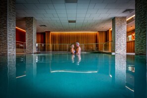 Piscina interior, espreguiçadeiras 