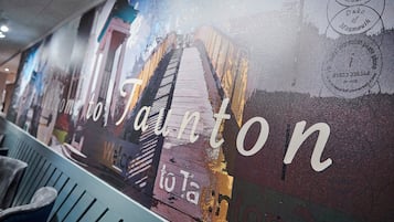 Paredes com um mural de um edifício e o texto 'Welcome to Hampton'.