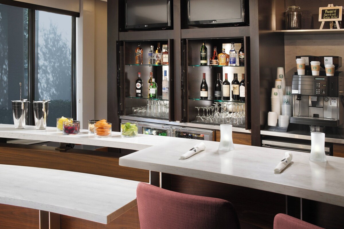 Courtyard by Marriott Dallas Las Colinas Reviews, Deals & Photos 2026 ...