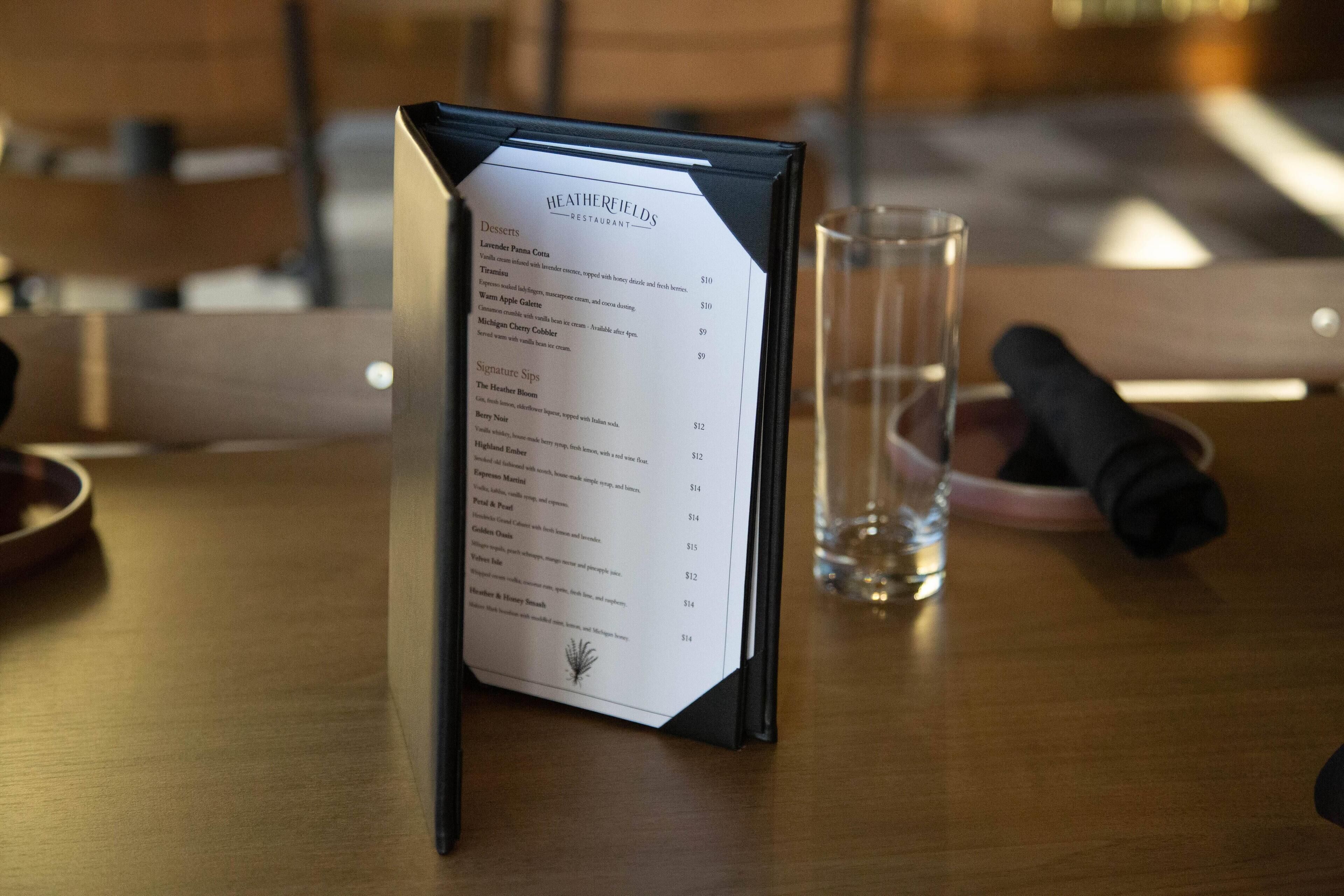 Cardápio de restaurante com lista de sobremesas e bebidas especiais, incluindo preços.