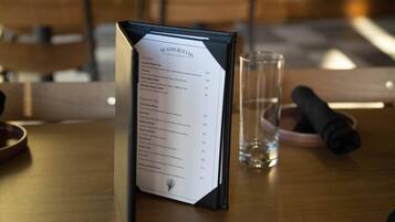 Cardápio de restaurante com lista de sobremesas e bebidas especiais, incluindo preços.