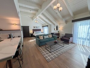 Com mobília individualizada, secretária 