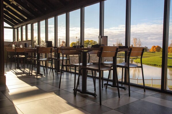 Pequenos-almoços e almoços servidos, com vista para o campo de golfe 