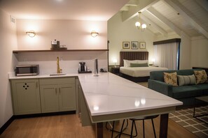 Com mobília individualizada, secretária 