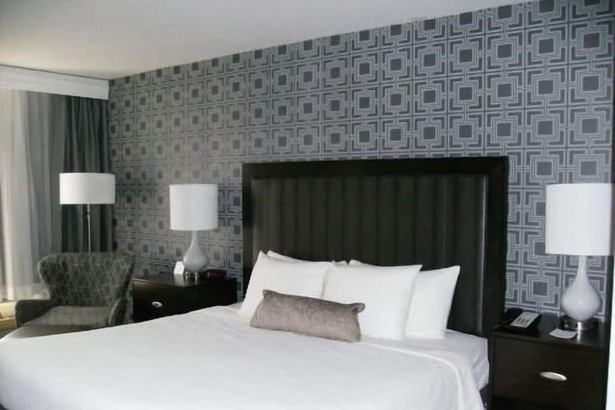 1 quarto, cofres nos quartos, escrivaninha