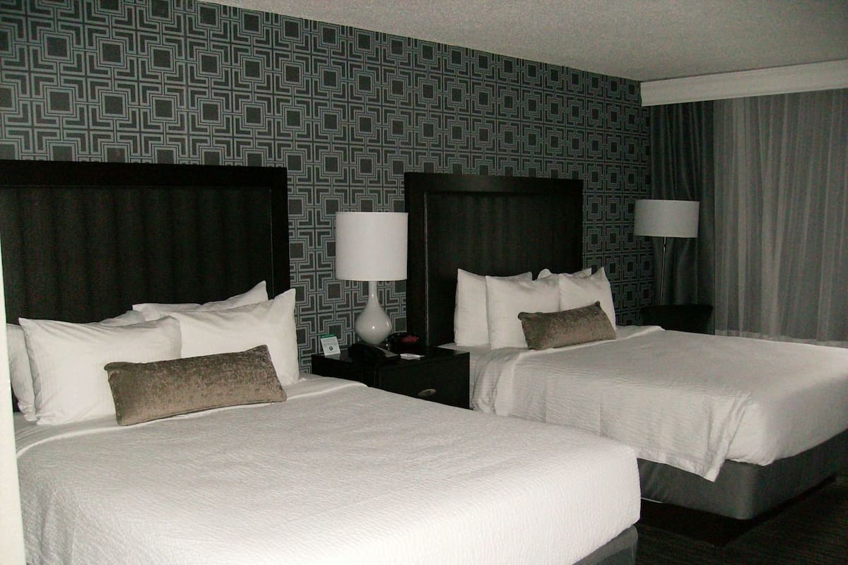 1 quarto, cofres nos quartos, escrivaninha