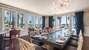 2 restaurantes, pequenos-almoços servidos, cozinha californiana