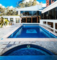 Piscina exterior, guarda-sóis, espreguiçadeiras 