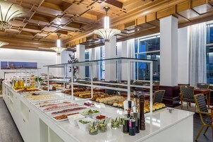 Café da manhã com buffet todos os dias mediante uma taxa