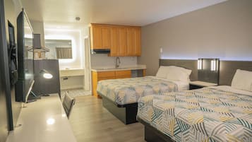 Quarto Standard, 2 camas queen-size, não fumadores, frigorífico e micro-ondas | Secretária, secretária adequada para computadores portáteis
