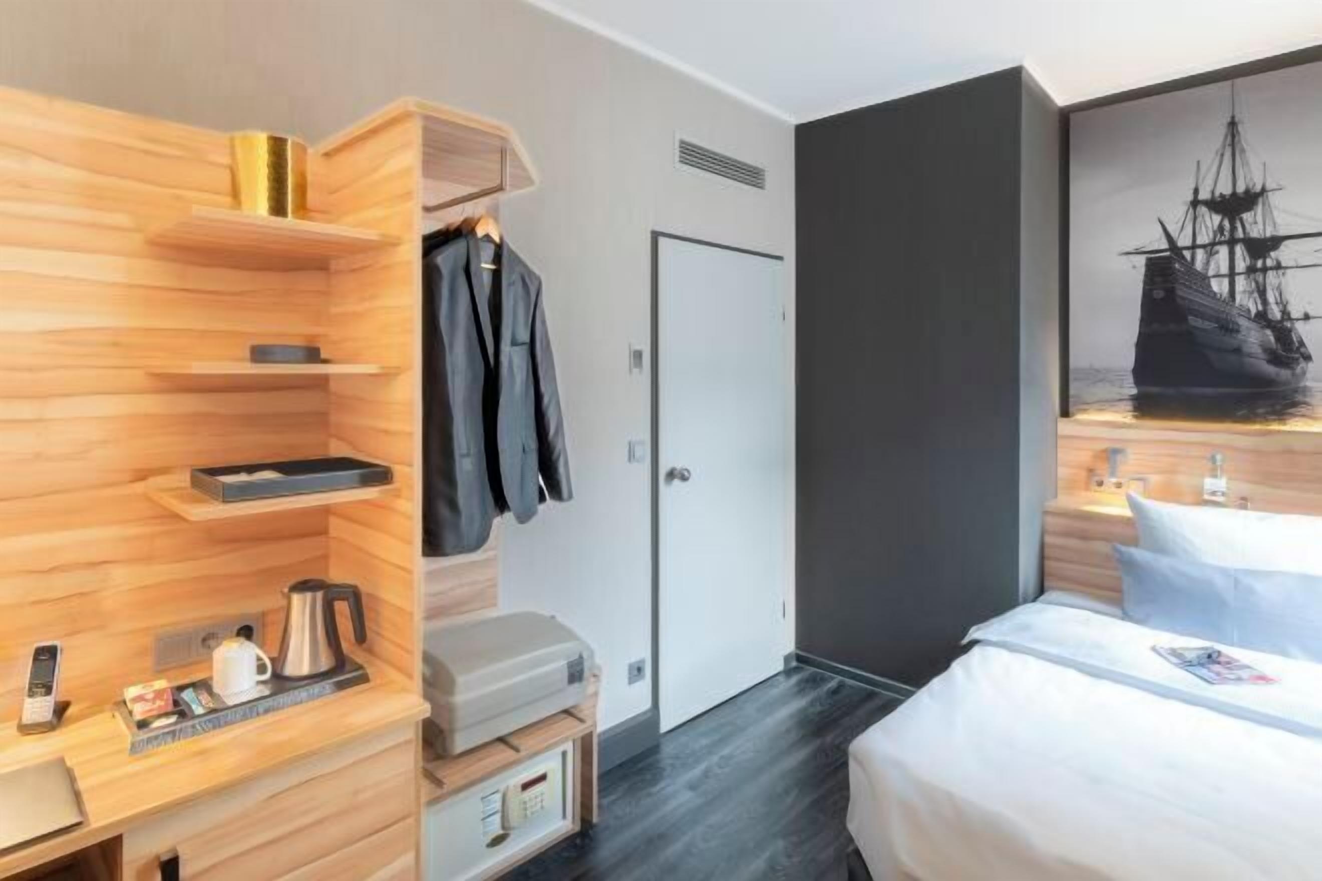 Minibar, cofre no quarto, secretária, cortinas/cortinados opacos 