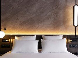 Roupas de cama premium, cofres nos quartos, escrivaninha