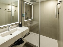 Artigos de higiene ecológicos, um secador de cabelo, toalhas fornecidas 