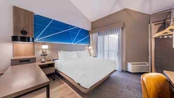 Standard Room, 1 King Bed, Balcony | Cortinas/cortinados opacos, ferro/tábua de engomar