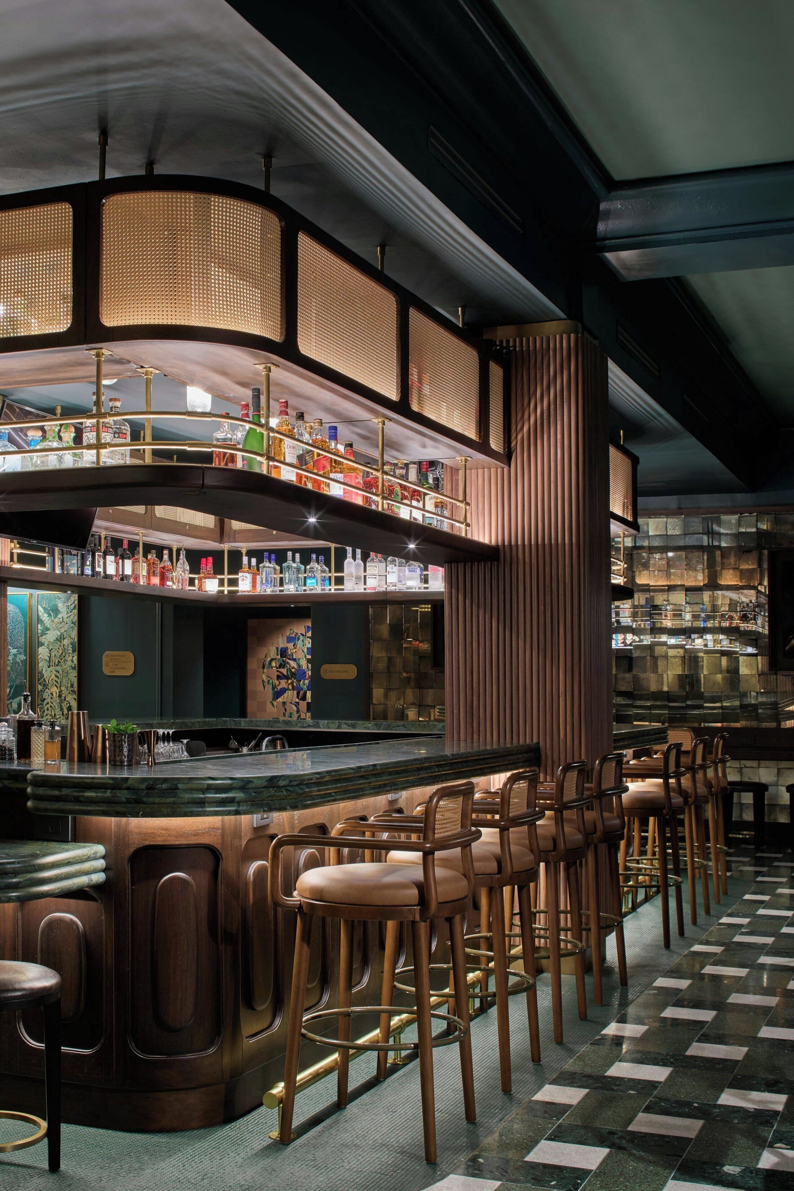 2 bares/lounges, um bar junto à piscina 