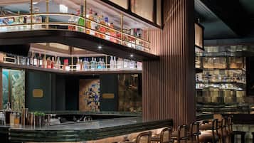 2 bares/lounges, um bar junto à piscina