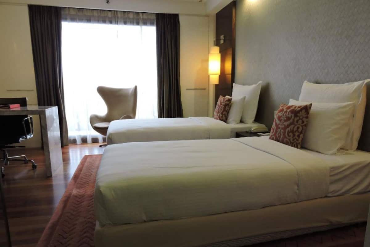 Cofre no quarto, secretária, ferro/tábua de engomar