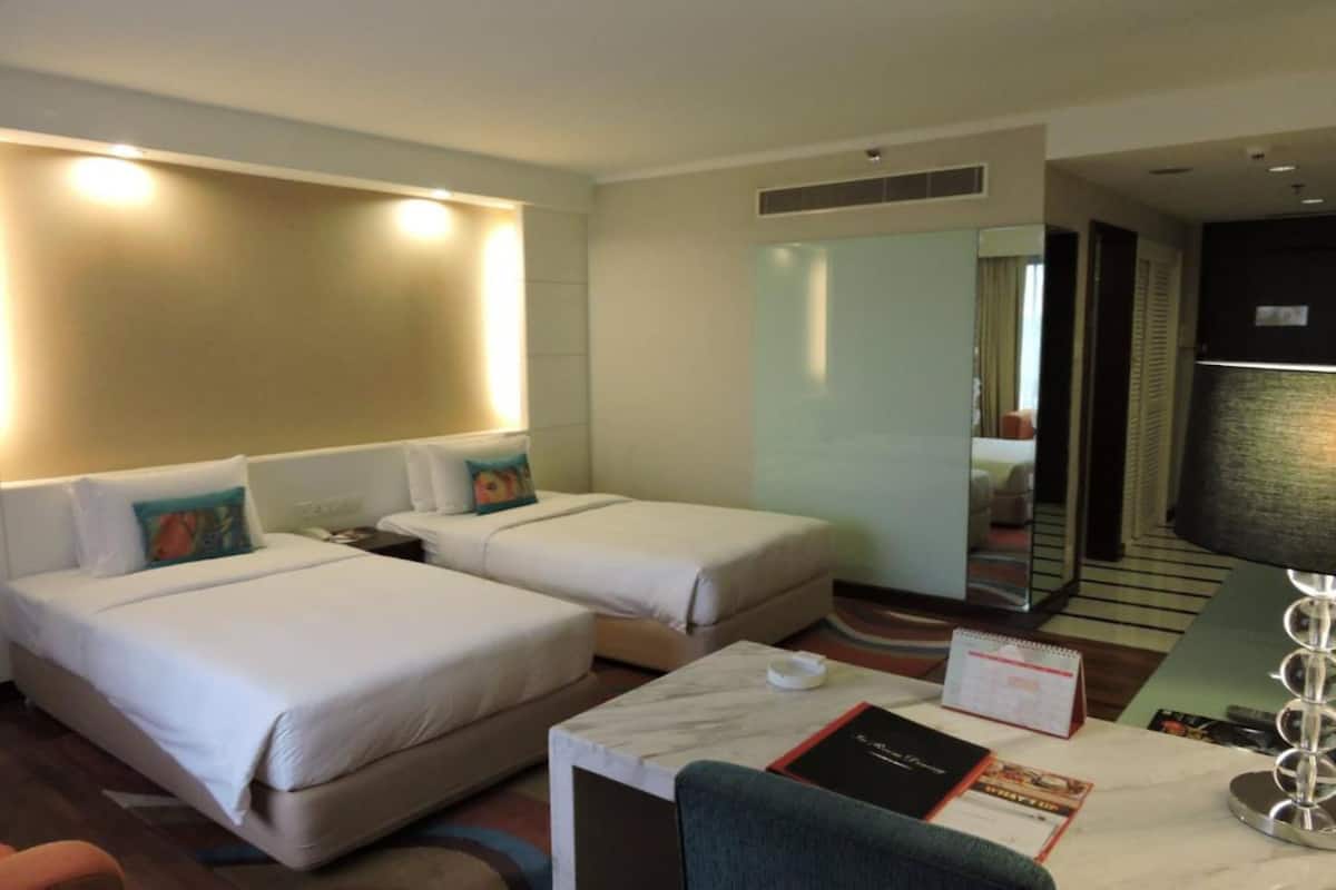 Cofre no quarto, secretária, ferro/tábua de engomar