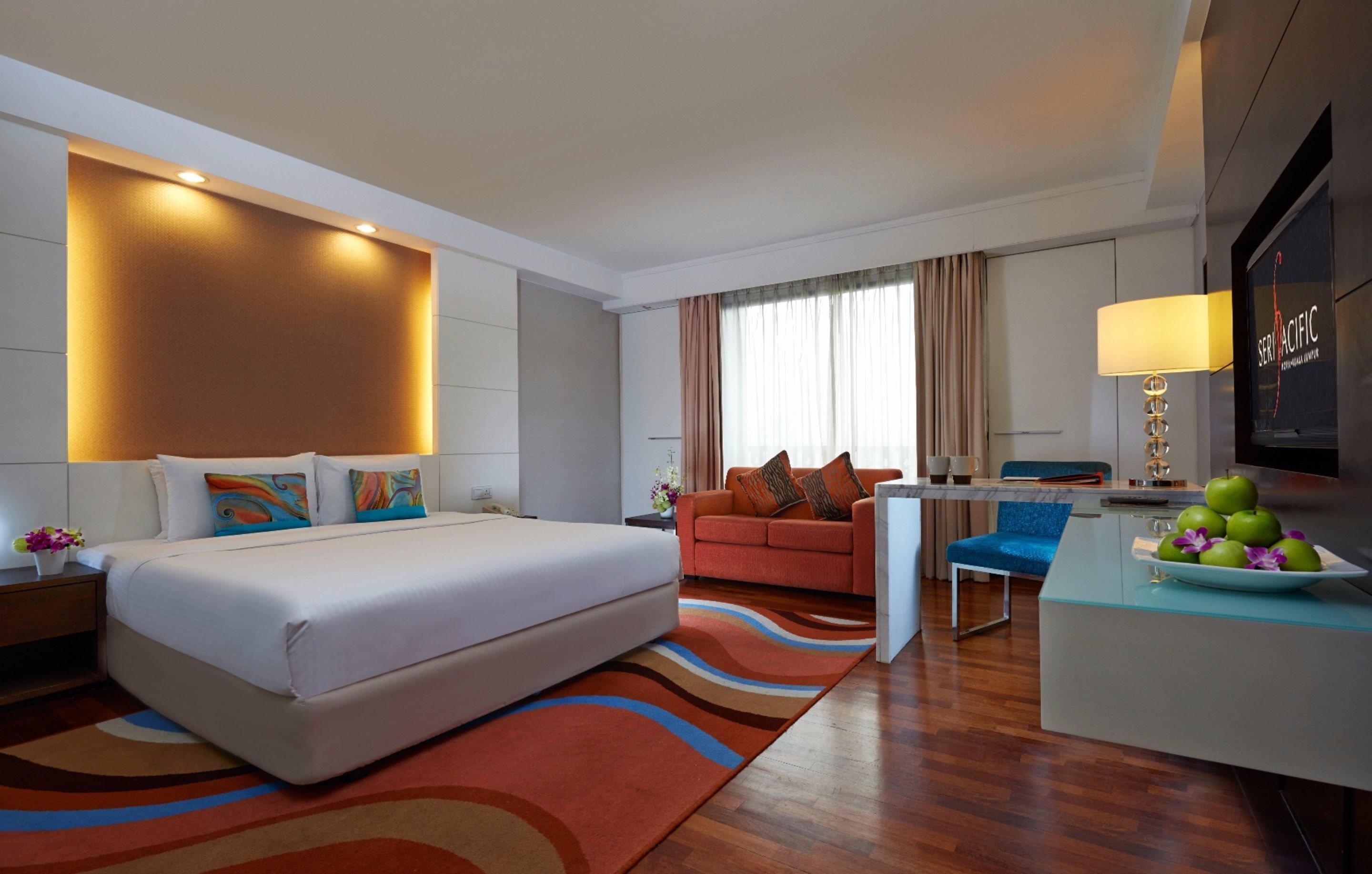 Cofres nos quartos, escrivaninha, ferros/tábuas de passar roupa