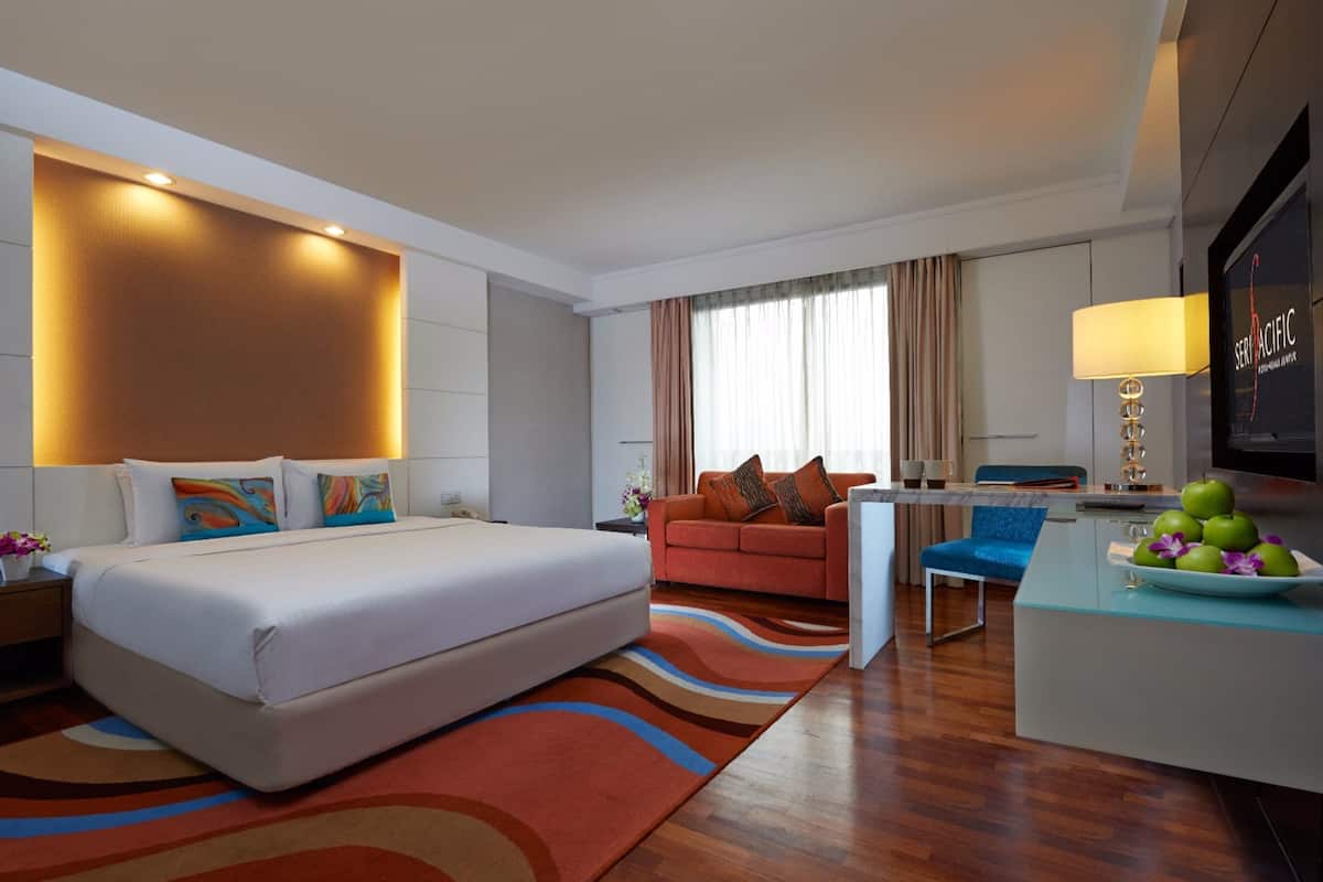 Cofre no quarto, secretária, ferro/tábua de engomar