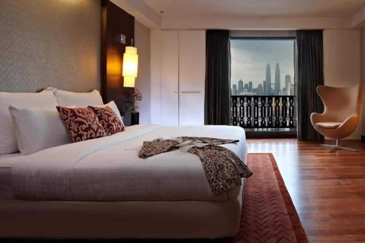 Cofre no quarto, secretária, ferro/tábua de engomar