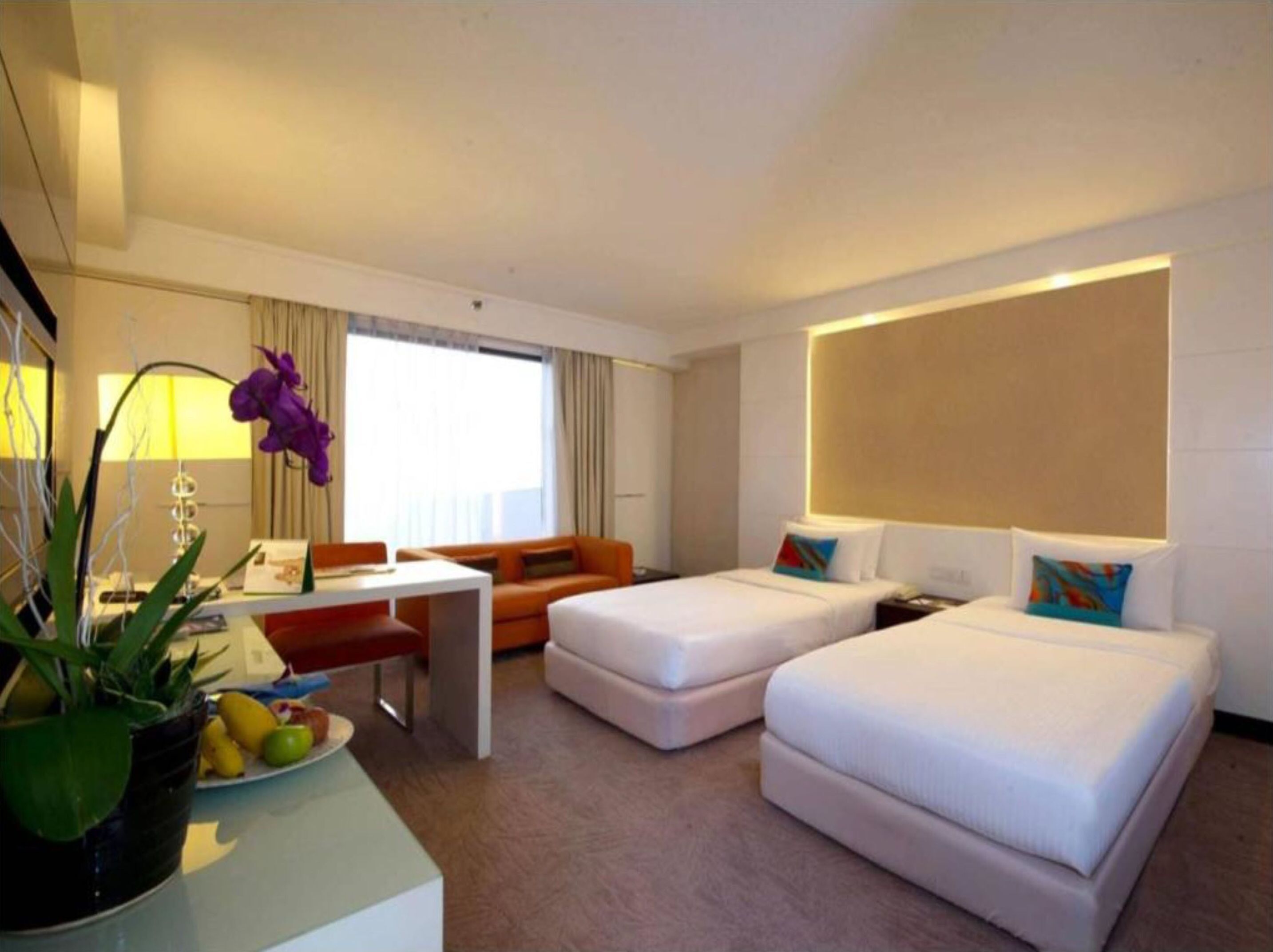 Cofres nos quartos, escrivaninha, ferros/tábuas de passar roupa