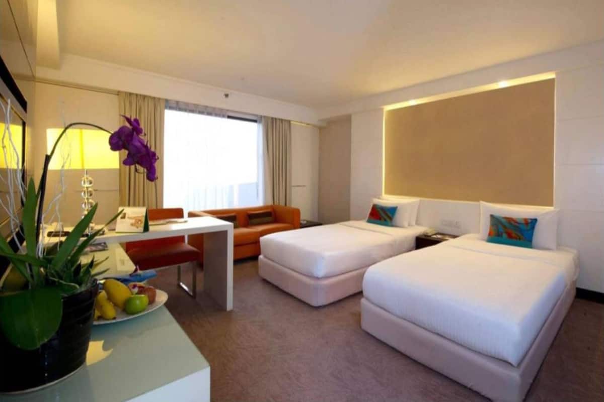 Cofre no quarto, secretária, ferro/tábua de engomar