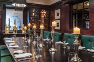 2 restaurantes: servem pequenos-almoços, almoços e jantares