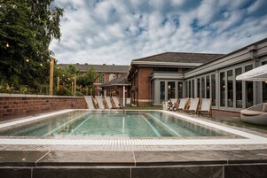 3 piscinas internas, piscina externa, funciona das 7h às 8h, barracas