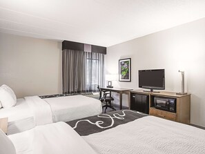 Quarto, 2 camas queen-size, não fumadores | Roupa de alta qualidade, cofre no quarto, secretária 