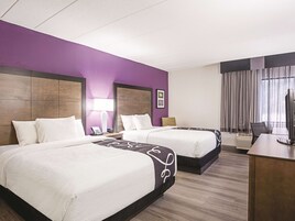 Quarto, 2 camas queen-size, não fumadores | Roupa de alta qualidade, cofre no quarto, secretária