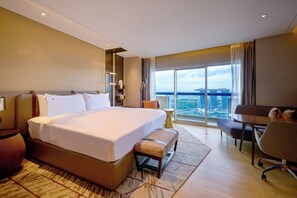 Executive Marina Bay, 1 King, L65 Lounge Access, High Floor, Balcony, Marina Bay View | 1 quarto, cofre com capacidade para portátil, secretária 