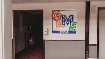 Um corredor com uma placa colorida indicando um quarto.