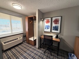 Quarto, 1 cama King, para não fumantes, vista para a piscina | Roupas de cama premium, camas com colchões pillow-top