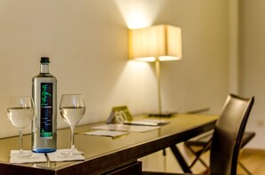 Edredões de penas, camas de colchão Select Comfort, minibar 