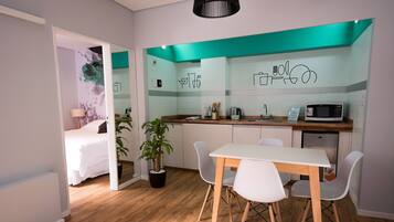 Apartamento, várias camas | Cofres nos quartos, espaço de trabalho para notebook, cortinas blackout