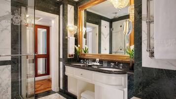 Suite Júnior, 1 cama king-size, não fumadores, Vista para a cidade (Balcony) | Casa de banho | Um polibã e uma banheira separados, um secador de cabelo, roupões