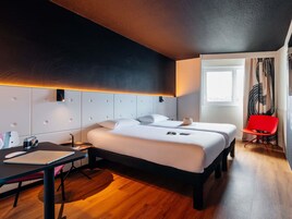 Quarto standard, 2 camas de solteiro | Roupas de cama premium, escrivaninha, espaço de trabalho para notebook
