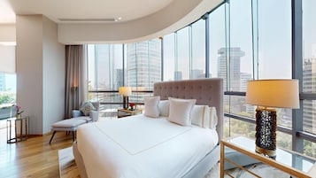 Panoramic Sky Suite | Minibar, cofre com capacidade para portátil, secretária